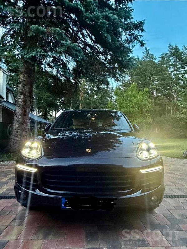 Red Porsche Cayenne 2017 in Riga, with an engine capacity of 4.00 L and mileage of 133 thousand km for 27000 €, photo 7 on AUTOMOTO.COM.LV