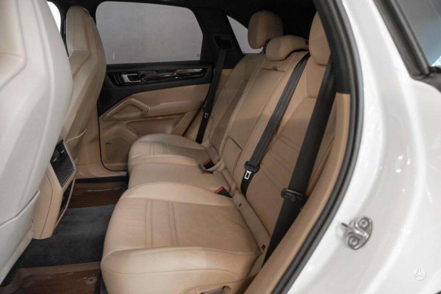 Sarkans Porsche Cayenne 2018 Viļņa, ar dzinēja tilpumu 3.00 L un nobraukumu 108 tūkst. km par 35900 €, foto 22 vietnē AUTOMOTO.COM.LV