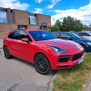 Red Porsche Cayenne 2021 in Kaunas, with an engine capacity of 3.00 L and mileage of 49 thousand km for 63500 €, photo  on AUTOMOTO.COM.LV
