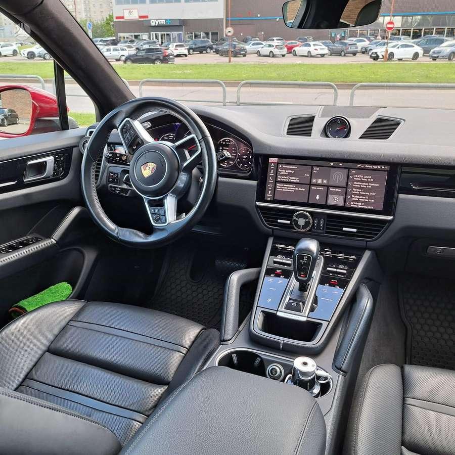 Sarkans Porsche Cayenne 2021 Kauņa, ar dzinēja tilpumu 3.00 L un nobraukumu 49 tūkst. km par 63500 €, foto 8 vietnē AUTOMOTO.COM.LV