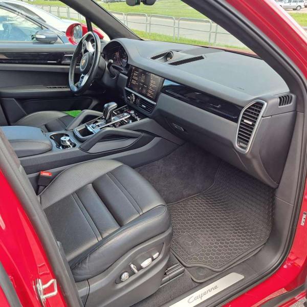 Red Porsche Cayenne 2021 in Kaunas, with an engine capacity of 3.00 L and mileage of 49 thousand km for 63500 €, photo 10 on AUTOMOTO.COM.LV