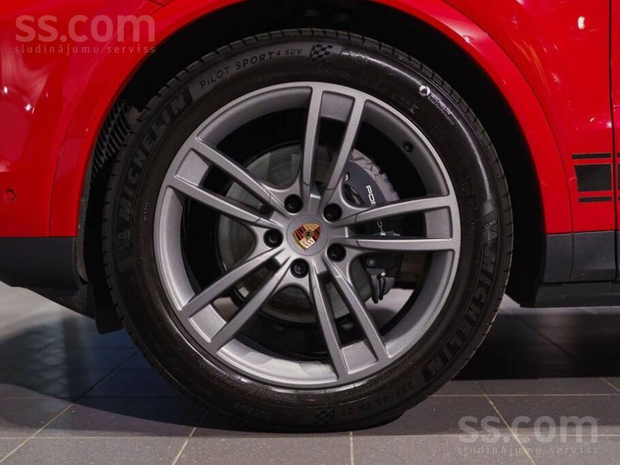 Red Porsche Cayenne 2025 in Riga, with an engine capacity of 3.00 L and mileage of 36 thousand km for 90700 €, photo 16 on AUTOMOTO.COM.LV