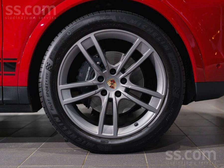 Red Porsche Cayenne 2025 in Riga, with an engine capacity of 3.00 L and mileage of 36 thousand km for 90700 €, photo 18 on AUTOMOTO.COM.LV