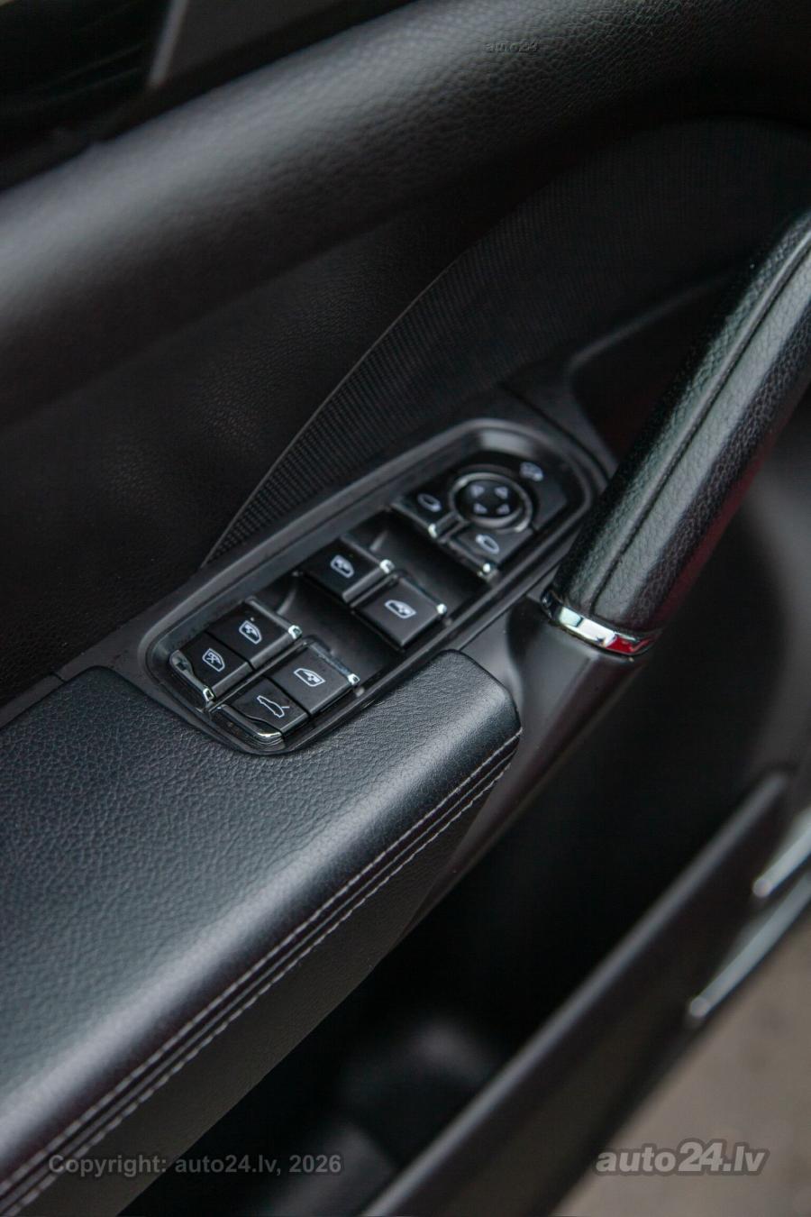 Red Porsche Cayenne 2012 in Tallinn, with an engine capacity of 3.00 L and mileage of 293 thousand km for 19000 €, photo 11 on AUTOMOTO.COM.LV