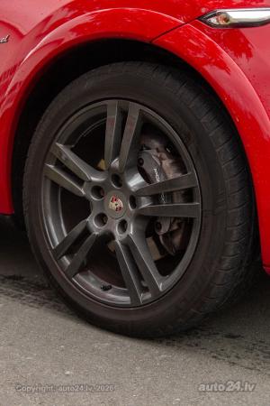 Red Porsche Cayenne 2012 in Tallinn, with an engine capacity of 3.00 L and mileage of 293 thousand km for 19000 €, photo 12 on AUTOMOTO.COM.LV