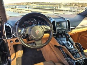 Violets Porsche Cayenne 2010 Rīga, ar dzinēja tilpumu 4.80 L un nobraukumu 309 tūkst. km par 16500 €, foto 14 vietnē AUTOMOTO.COM.LV