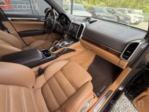 Violet Porsche Cayenne 2011 in Riga, with an engine capacity of 4.80 L and mileage of 289 thousand km for 14990 €, photo 7 on AUTOMOTO.COM.LV