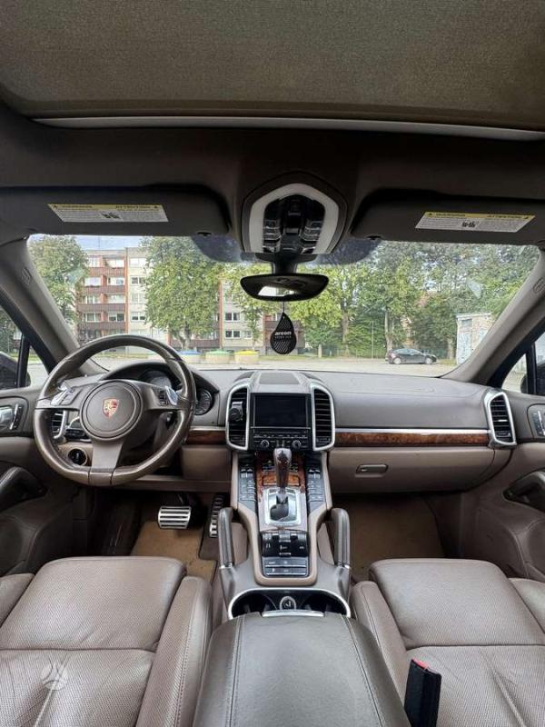 Porsche Cayenne 2012 in Silute on AUTOMOTO.COM.LV Violet Porsche Cayenne 2012 in Silute, with an engine capacity of 4.81 L and mileage of 202 thousand km for 14777 €, photo 9 on AUTOMOTO.COM.LV