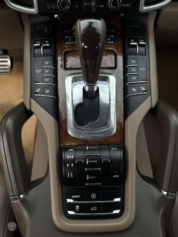 Porsche Cayenne 2012 in Silute on AUTOMOTO.COM.LV Violet Porsche Cayenne 2012 in Silute, with an engine capacity of 4.81 L and mileage of 202 thousand km for 14777 €, photo 10 on AUTOMOTO.COM.LV