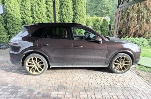 Violet Porsche Cayenne 2021 in Riga, with an engine capacity of 3.00 L and mileage of 95 thousand km for 42000 €, photo 5 on AUTOMOTO.COM.LV