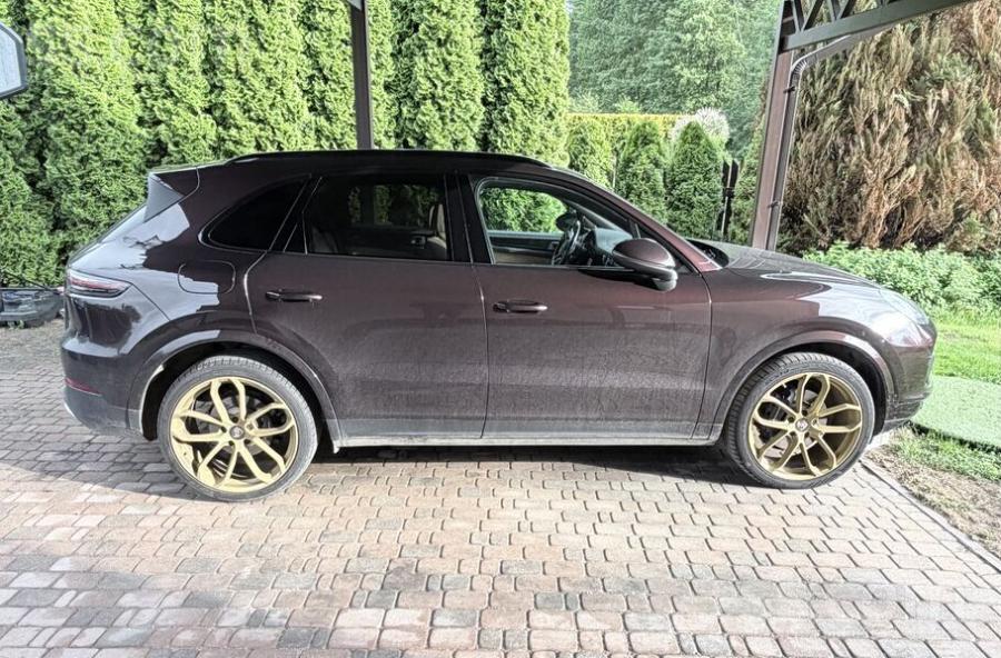 Violet Porsche Cayenne 2021 in Riga, with an engine capacity of 3.00 L and mileage of 95 thousand km for 42000 €, photo 5 on AUTOMOTO.COM.LV