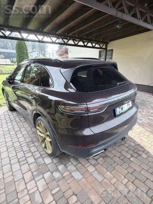 Violet Porsche Cayenne 2021 in Riga, with an engine capacity of 3.00 L and mileage of 95 thousand km for 42000 €, photo 6 on AUTOMOTO.COM.LV