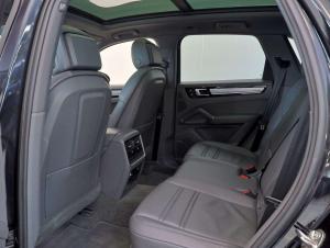 Violets Porsche Cayenne 2018 Tallina, ar dzinēja tilpumu 2.89 L un nobraukumu 99 tūkst. km par 54900 €, foto 17 vietnē AUTOMOTO.COM.LV