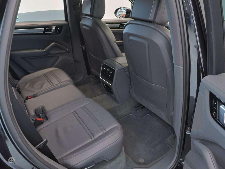 Violets Porsche Cayenne 2018 Tallina, ar dzinēja tilpumu 2.89 L un nobraukumu 99 tūkst. km par 54900 €, foto 18 vietnē AUTOMOTO.COM.LV