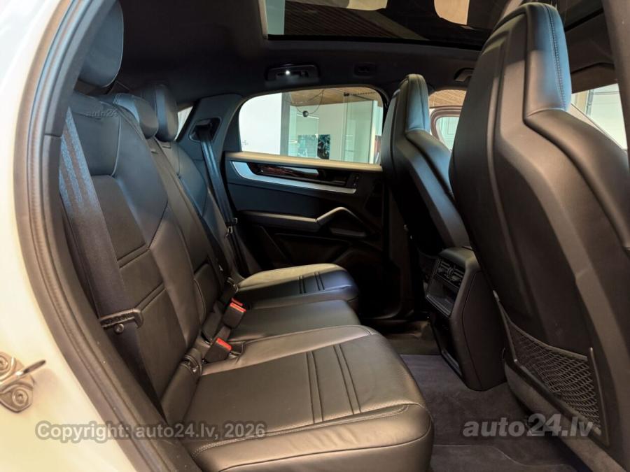 Balts Porsche Cayenne 2024 Tallina, ar dzinēja tilpumu 3.00 L un nobraukumu 37 tūkst. km par 85000 €, foto 24 vietnē AUTOMOTO.COM.LV