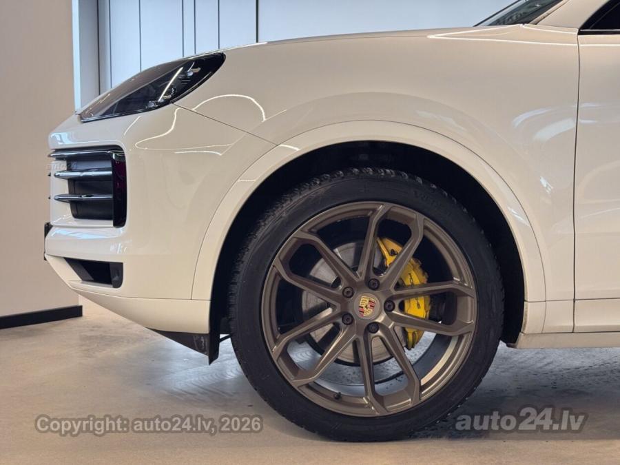 White Porsche Cayenne 2024 in Tallinn, with an engine capacity of 3.00 L and mileage of 37 thousand km for 85000 €, photo 9 on AUTOMOTO.COM.LV