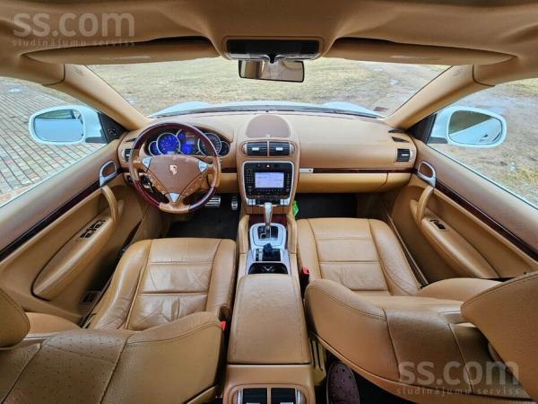 White Porsche Cayenne 2005 in Valmiera, with an engine capacity of 4.50 L and mileage of 248 thousand km for 6000 €, photo 5 on AUTOMOTO.COM.LV