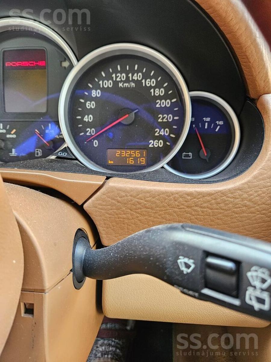 White Porsche Cayenne 2005 in Valmiera, with an engine capacity of 4.50 L and mileage of 248 thousand km for 6000 €, photo 7 on AUTOMOTO.COM.LV