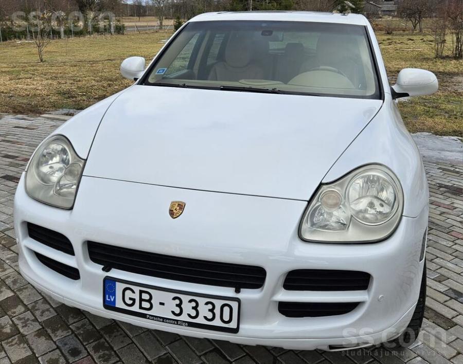 White Porsche Cayenne 2005 in Valmiera, with an engine capacity of 4.50 L and mileage of 248 thousand km for 6000 €, photo 9 on AUTOMOTO.COM.LV