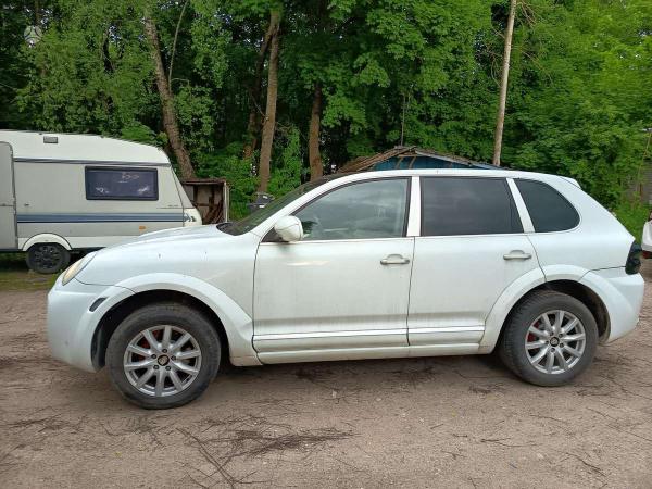 White Porsche Cayenne 2006 in Vilnius, with an engine capacity of 4.51 L and mileage of 243 thousand km for 2000 €, photo 2 on AUTOMOTO.COM.LV