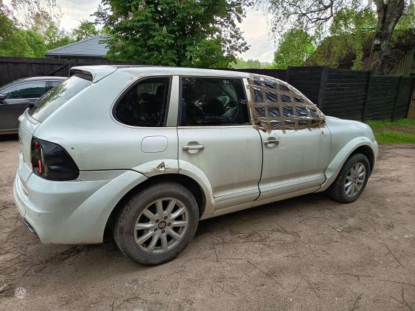 White Porsche Cayenne 2006 in Vilnius, with an engine capacity of 4.51 L and mileage of 243 thousand km for 2000 €, photo 4 on AUTOMOTO.COM.LV
