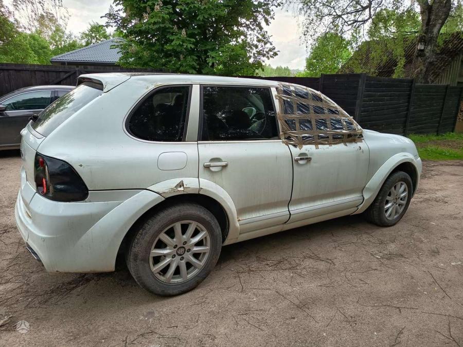 Balts Porsche Cayenne 2006 Viļņa, ar dzinēja tilpumu 4.51 L un nobraukumu 243 tūkst. km par 2000 €, foto 5 vietnē AUTOMOTO.COM.LV