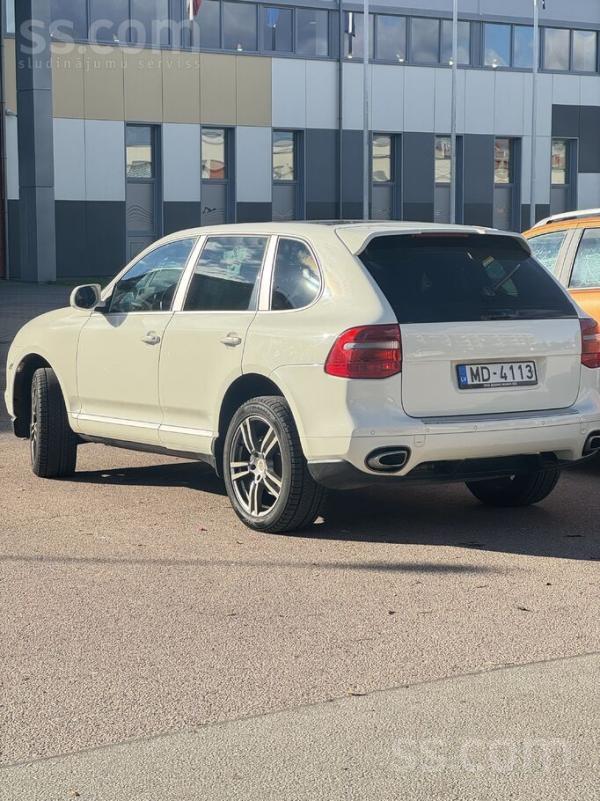 White Porsche Cayenne 2007 in Riga, with an engine capacity of 3.60 L and mileage of 323 thousand km for 5799 €, photo 2 on AUTOMOTO.COM.LV