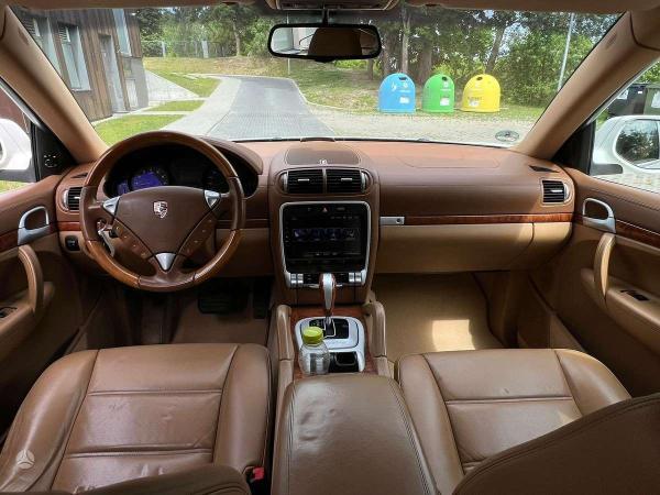 White Porsche Cayenne 2007 in Trakai, with an engine capacity of 3.60 L and mileage of 297 thousand km for 6999 €, photo 9 on AUTOMOTO.COM.LV