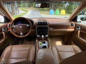 White Porsche Cayenne 2007 in Trakai, with an engine capacity of 3.60 L and mileage of 297 thousand km for 6999 €, photo 10 on AUTOMOTO.COM.LV