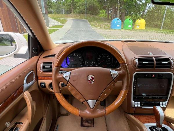 White Porsche Cayenne 2007 in Trakai, with an engine capacity of 3.60 L and mileage of 297 thousand km for 6999 €, photo 10 on AUTOMOTO.COM.LV