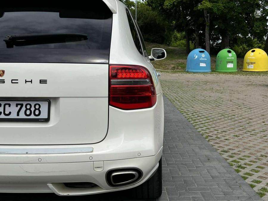 White Porsche Cayenne 2007 in Trakai, with an engine capacity of 3.60 L and mileage of 297 thousand km for 6999 €, photo 24 on AUTOMOTO.COM.LV