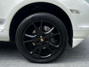 White Porsche Cayenne 2007 in Trakai, with an engine capacity of 3.60 L and mileage of 297 thousand km for 6999 €, photo 25 on AUTOMOTO.COM.LV