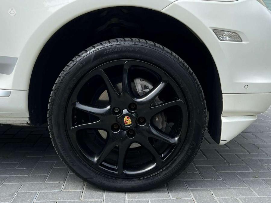 White Porsche Cayenne 2007 in Trakai, with an engine capacity of 3.60 L and mileage of 297 thousand km for 6999 €, photo 25 on AUTOMOTO.COM.LV