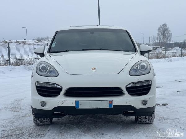 White Porsche Cayenne 2010 in Taurage, with an engine capacity of 3.00 L and mileage of 243 thousand km for 12900 €, photo 3 on AUTOMOTO.COM.LV