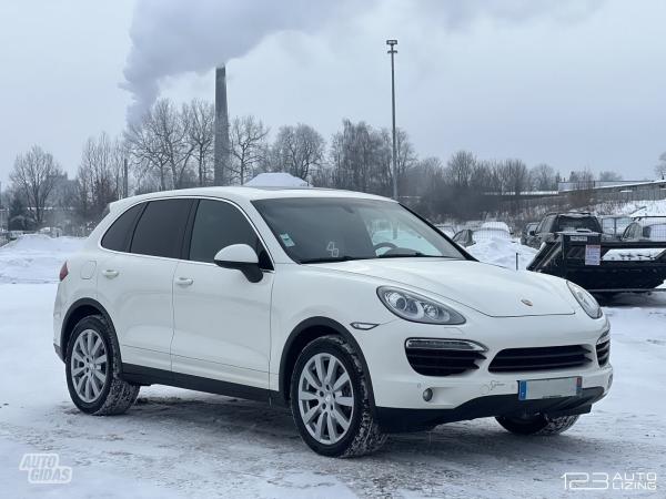 White Porsche Cayenne 2010 in Taurage, with an engine capacity of 3.00 L and mileage of 243 thousand km for 12900 €, photo 4 on AUTOMOTO.COM.LV