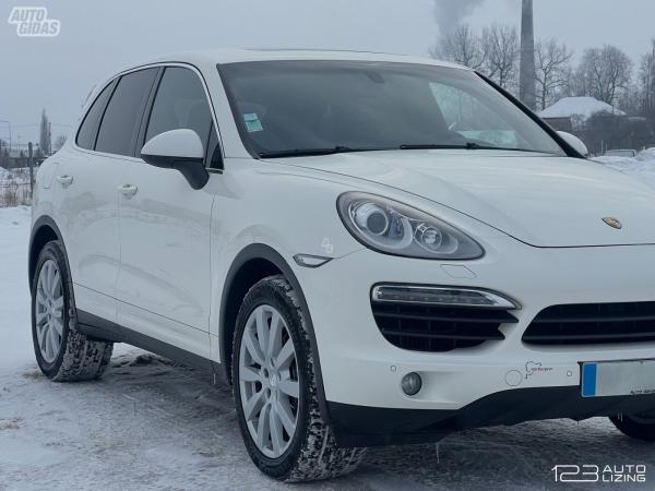 White Porsche Cayenne 2010 in Taurage, with an engine capacity of 3.00 L and mileage of 243 thousand km for 12900 €, photo 5 on AUTOMOTO.COM.LV
