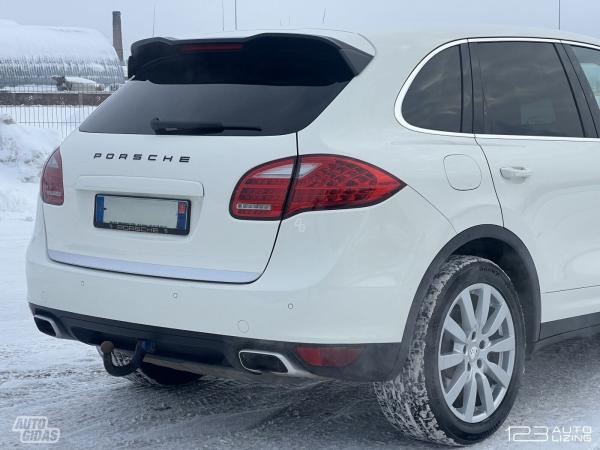 White Porsche Cayenne 2010 in Taurage, with an engine capacity of 3.00 L and mileage of 243 thousand km for 12900 €, photo 7 on AUTOMOTO.COM.LV