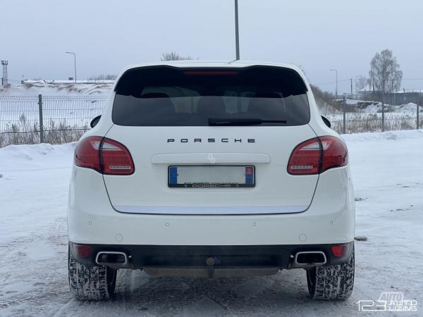 White Porsche Cayenne 2010 in Taurage, with an engine capacity of 3.00 L and mileage of 243 thousand km for 12900 €, photo 8 on AUTOMOTO.COM.LV