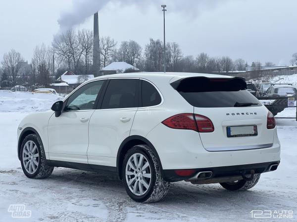 White Porsche Cayenne 2010 in Taurage, with an engine capacity of 3.00 L and mileage of 243 thousand km for 12900 €, photo 9 on AUTOMOTO.COM.LV