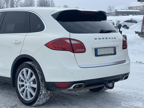 White Porsche Cayenne 2010 in Taurage, with an engine capacity of 3.00 L and mileage of 243 thousand km for 12900 €, photo 10 on AUTOMOTO.COM.LV