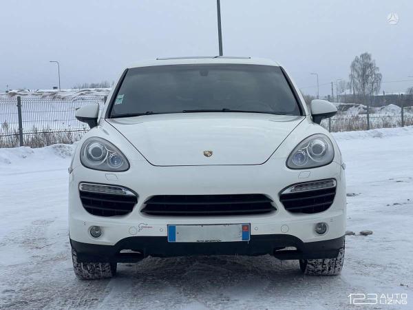 White Porsche Cayenne 2010 in Taurage, with an engine capacity of 3.00 L and mileage of 243 thousand km for 12900 €, photo 3 on AUTOMOTO.COM.LV