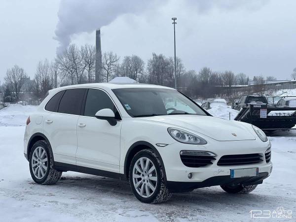 White Porsche Cayenne 2010 in Taurage, with an engine capacity of 3.00 L and mileage of 243 thousand km for 12900 €, photo 4 on AUTOMOTO.COM.LV