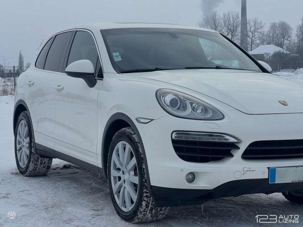 White Porsche Cayenne 2010 in Taurage, with an engine capacity of 3.00 L and mileage of 243 thousand km for 12900 €, photo 5 on AUTOMOTO.COM.LV