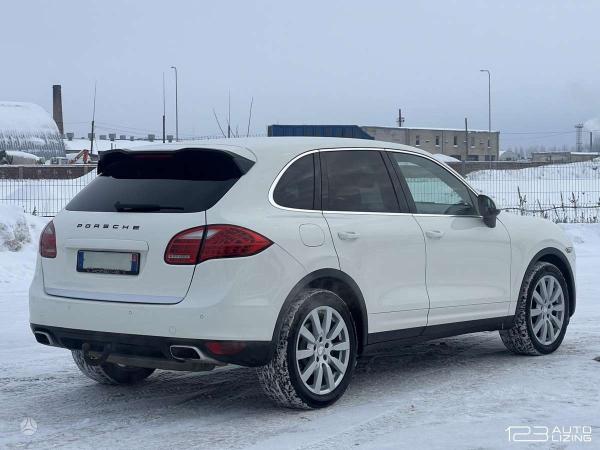 White Porsche Cayenne 2010 in Taurage, with an engine capacity of 3.00 L and mileage of 243 thousand km for 12900 €, photo 6 on AUTOMOTO.COM.LV