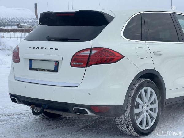 White Porsche Cayenne 2010 in Taurage, with an engine capacity of 3.00 L and mileage of 243 thousand km for 12900 €, photo 7 on AUTOMOTO.COM.LV