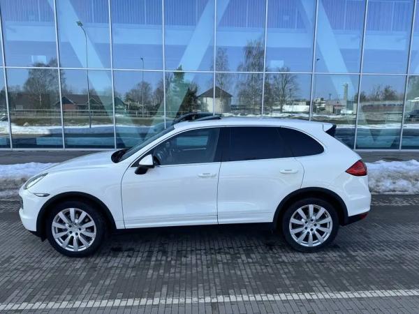White Porsche Cayenne 2010 in Rezekne, with an engine capacity of 3.00 L and mileage of 244 thousand km for 14700 €, photo 2 on AUTOMOTO.COM.LV