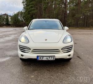 White Porsche Cayenne 2011 in Jurmala, with an engine capacity of 3.00 L and mileage of 343 thousand km for 11500 €, photo 5 on AUTOMOTO.COM.LV