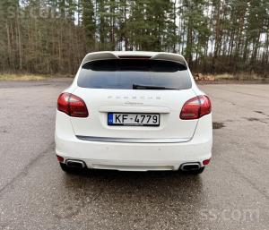 White Porsche Cayenne 2011 in Jurmala, with an engine capacity of 3.00 L and mileage of 343 thousand km for 11500 €, photo 6 on AUTOMOTO.COM.LV
