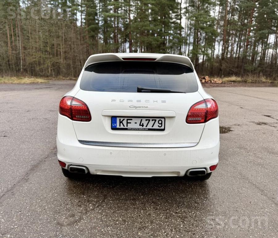 White Porsche Cayenne 2011 in Jurmala, with an engine capacity of 3.00 L and mileage of 343 thousand km for 11500 €, photo 6 on AUTOMOTO.COM.LV