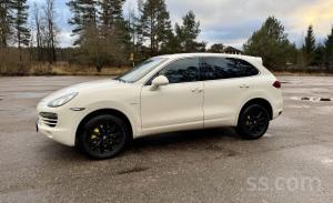 White Porsche Cayenne 2011 in Jurmala, with an engine capacity of 3.00 L and mileage of 343 thousand km for 11500 €, photo 7 on AUTOMOTO.COM.LV